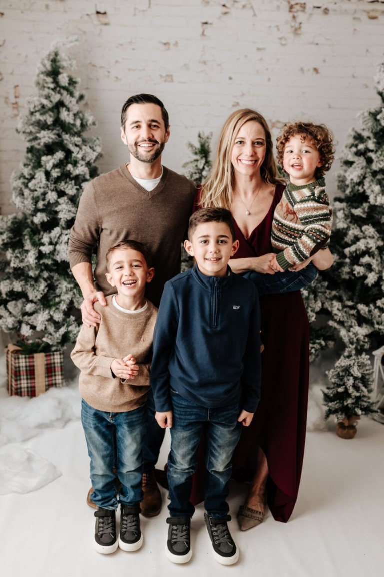 20 Stunning Winter Family Photo Outfits That Will Make Your Holiday ...